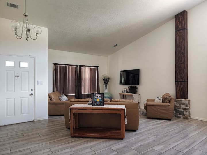 Relaxing 4-bedroom House With Patio - Albuquerque, NM