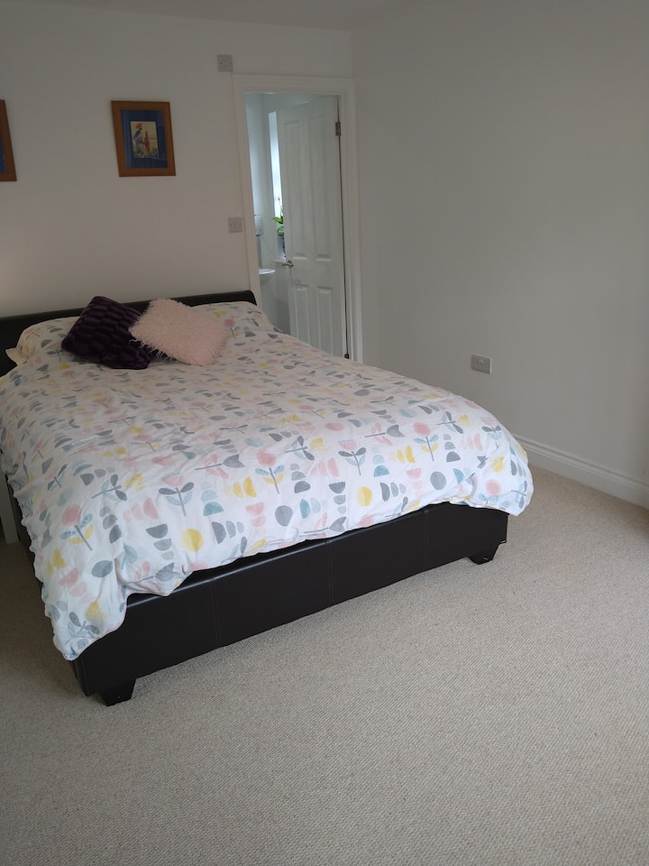 Bedroom (Ensuite), In Newly Renovated, Quiet House - Henley-on-Thames