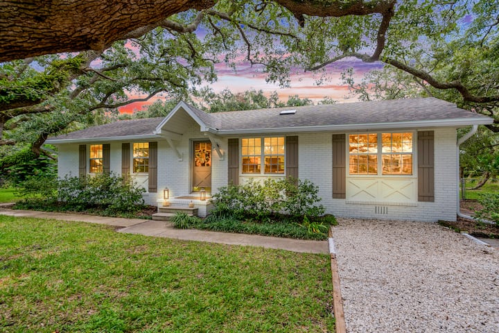 3 Bedroom Oak Tree Nestled Beach Cottage With Spa - St. Augustine, FL