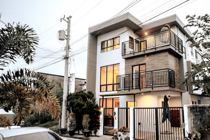 Huge 3-storey 4bedroom Home, Netflix, 500mbps Wifi - Davao City