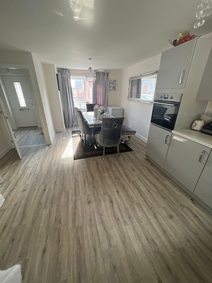 Luxury Double Bedroom Ensuite In A Family Home - Northwich