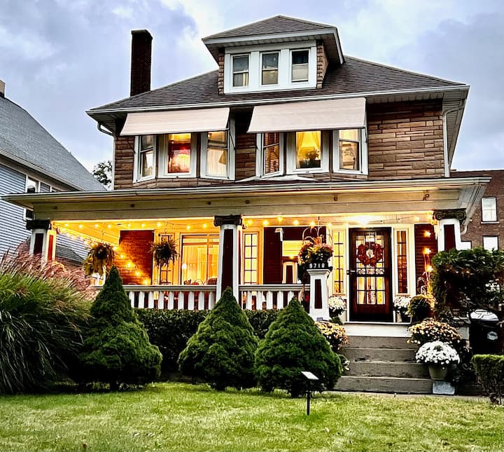 Walk To Lake Erie In 5 Min- 6 Bed & 3.5 Baths - Cleveland, OH