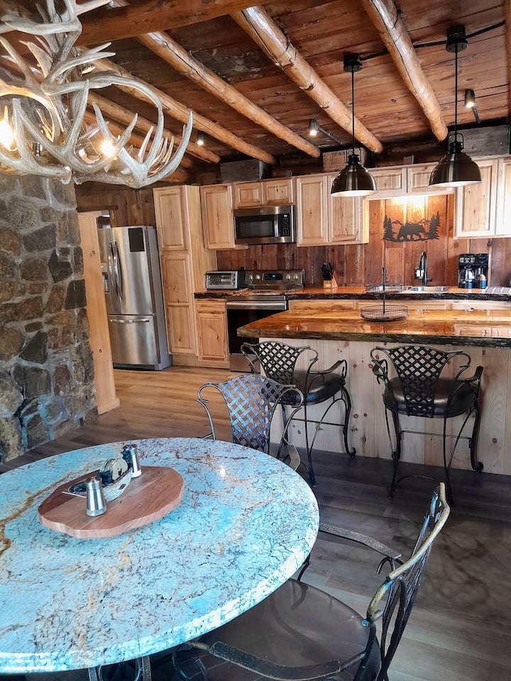 Large Cedar Lodge With King Bed In Lake George - Lake George, NY