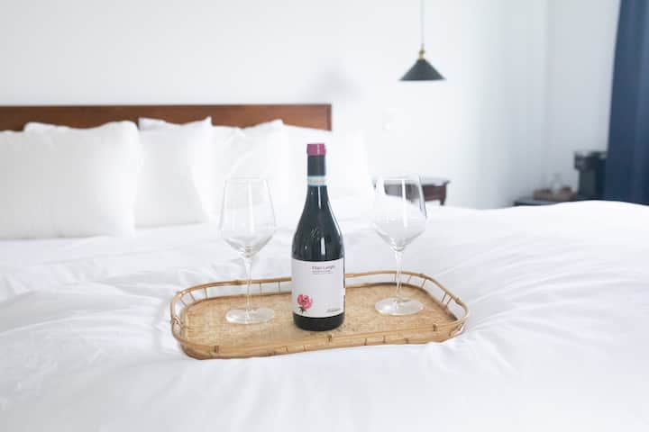 Charming Downtown Hotel Above Wine Bar - Room 3 - Jacksonville, IL