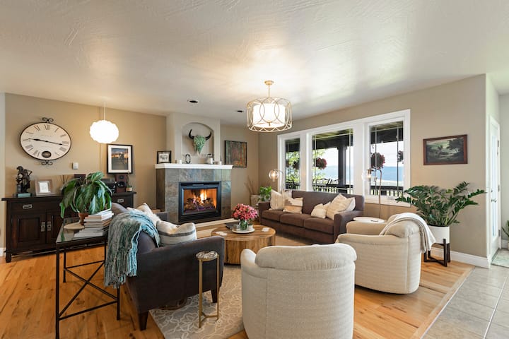 Modern Home With Views, Sleeps 8, Game Room - Missoula, MT