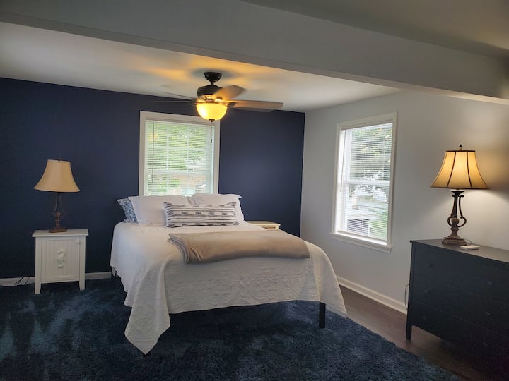 Comfy 1 Bedroom + Den Close To Bayfront Beach - Norfolk, VA