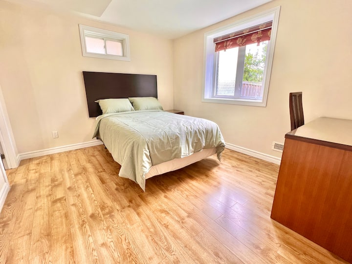 Bright Master Bedroom With Private Bath & Parking - Vaughan