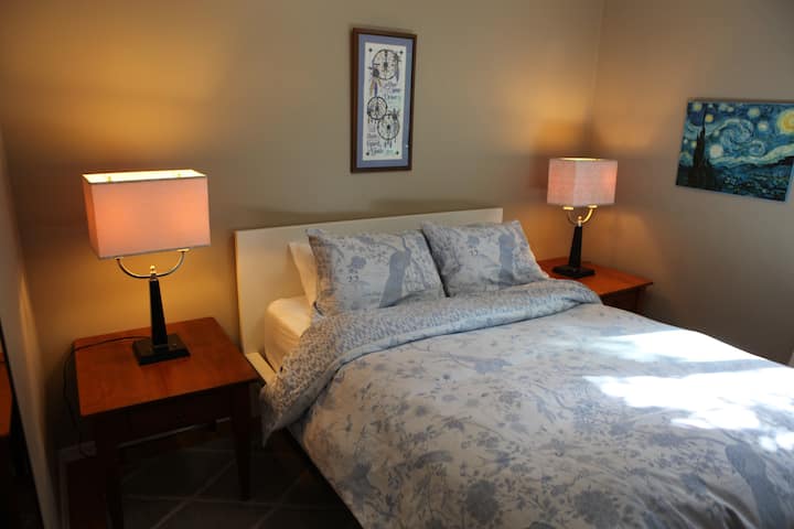 Secluded Hidden Gem W/ 2 Bedrooms & Private Patio - Saint Albert