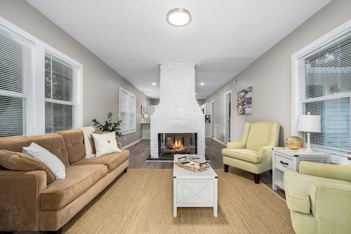 *Quiet & Private * Firepit & Large Deck * Smart Tv - Birmingham