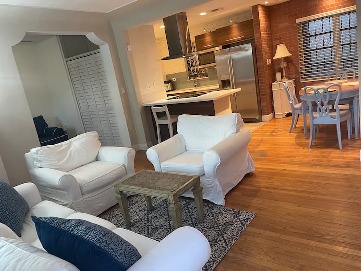 Cozy & Centrally Located Home - Miami, FL