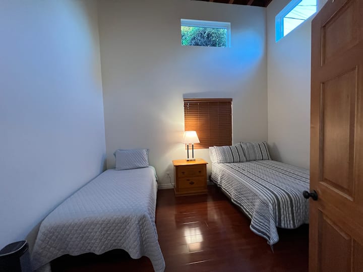 Lovely Le Petite Guesthouse - Los Angeles, CA