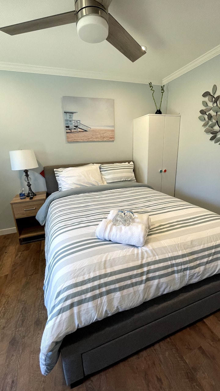 Large Bedroom With Private Access - Orange County, CA