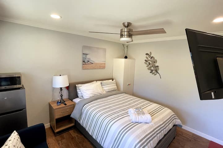 Large Bedroom With Private Access - Anaheim, CA
