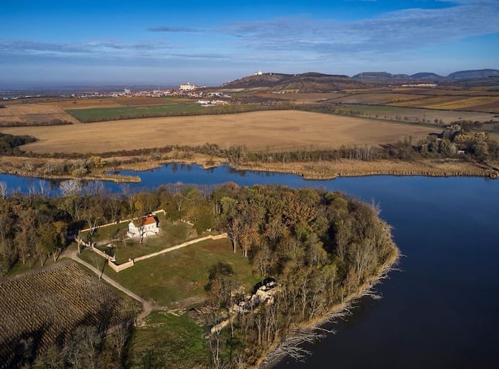 Letohrádek Portz Insel Z Roku 1627 A Tichý Ostrov. - Mikulov