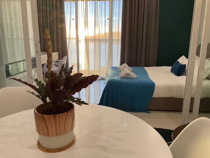 Sundown Ease | 3m Sunset Balcony Hideaway For 2 - Kota Kinabalu