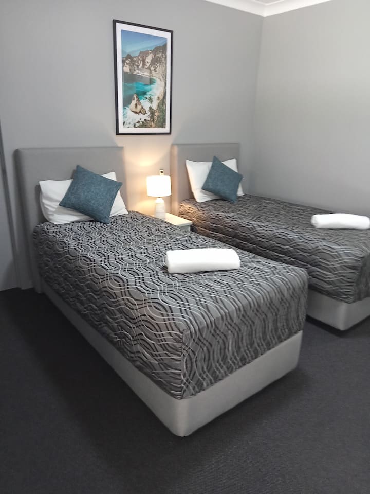 Deluxe Twin Room - Solomon Inn Motel Figtree - Wollongong