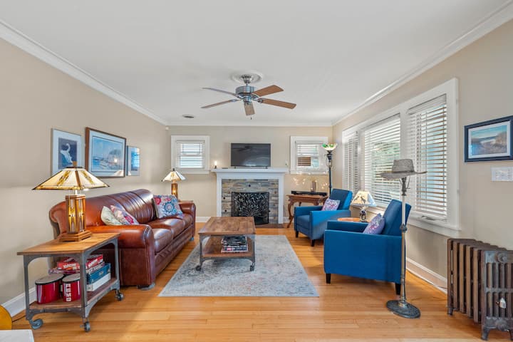 Cheerful 3-br Brookside Craftsman Bungalow - Kansas City, MO