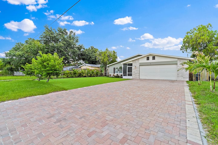 Near Tesla's Building - Centralized Location - St. Petersburg, FL