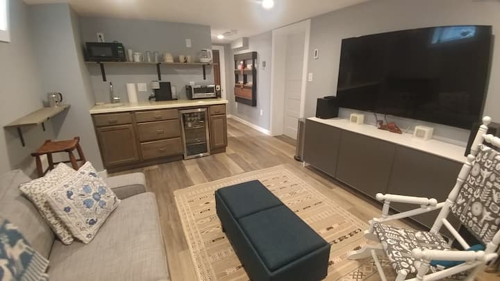 Spacious 1-bed Apt W/ Parking 1 Mile From Stadium! - Ann Arbor, MI