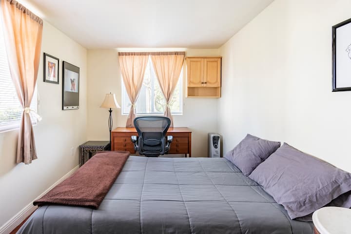 Quiet Garden Room With Dedicated Workspace - Daly City, CA