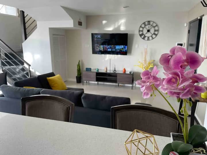 Elegant 2br Penthouse Amazing City Views - Kingston