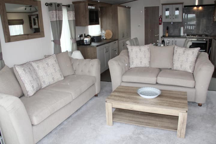 Downs View Retreat Isle Of Wight With Hottub, - Whitecliff Bay Holiday Park