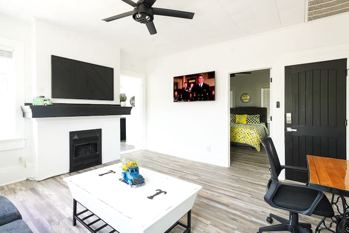 Spacious Rare 1/1 In Temple Historical District - Temple, TX