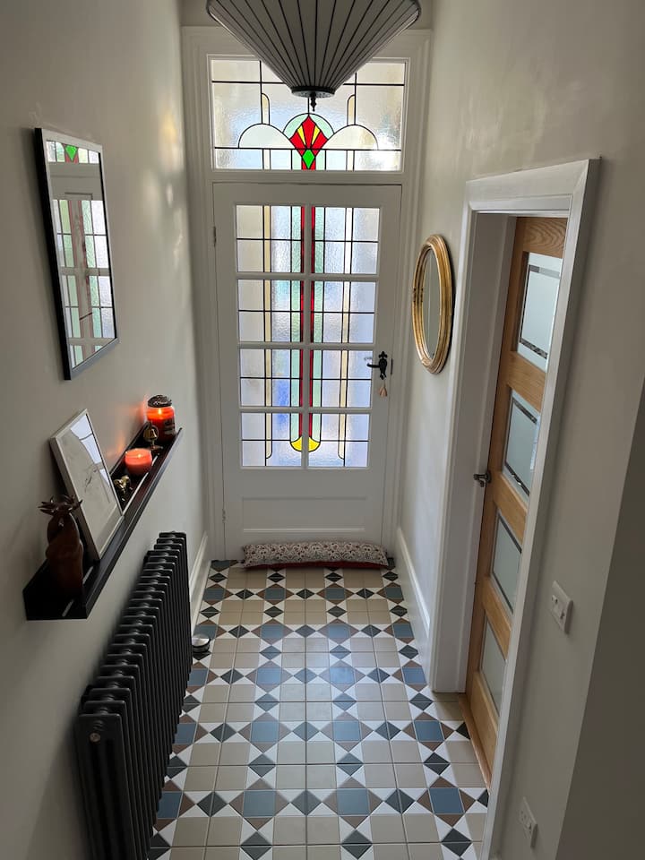 Tenby Town Centre, Elwy Cwtch - Cosy Attic Room - Cardigan