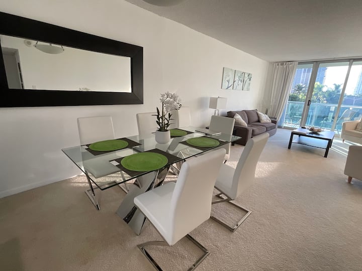 Lovely Apartment Near The Beach. No Additional Fee - Sunny Isles Beach, FL