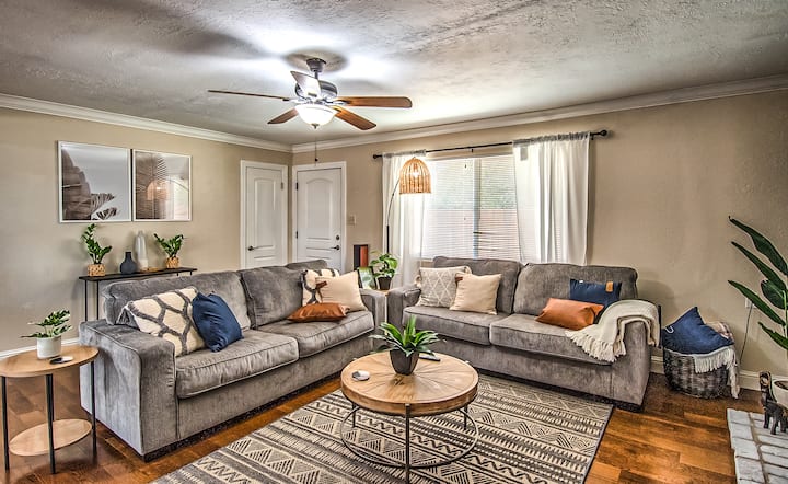 Banana Leaf Escape | Adjacent Game Cabin & Pool - Redding, CA
