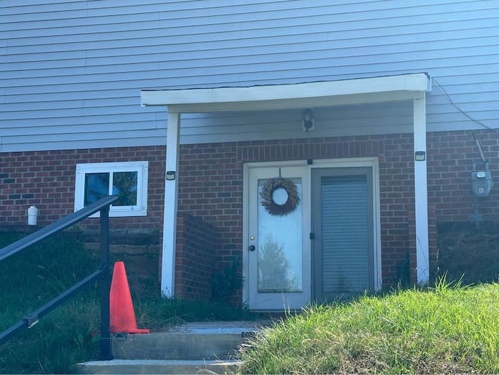 Adorable 1 Bedroom Suite With Private Entrance (B) - Bridgewater, VA