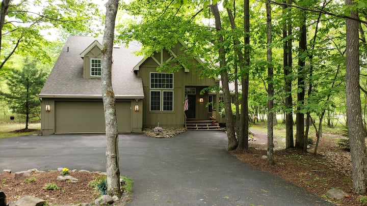 Cheerful Three Bedroom Home With Indoor Fireplace - Pocono Pines, PA