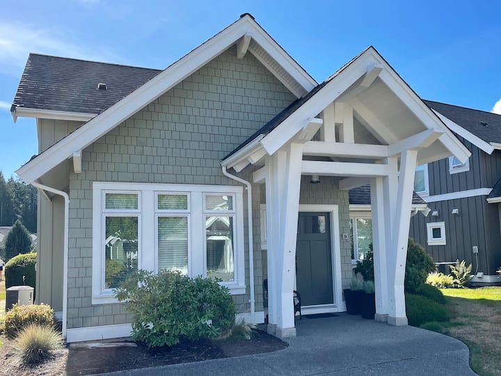 Qualicum Landing Beachside Home - Sleeps 6 - 溫哥華島