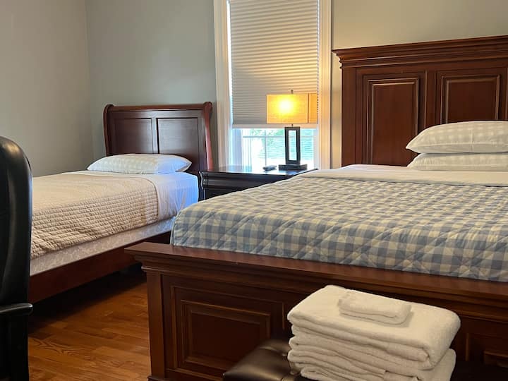 Free Parking Room 2 - Nahant, MA