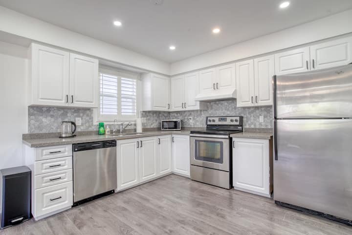 Stylish 4 Beds House With Ravine Backyard - Waterloo