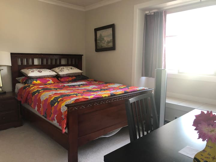 Clean 2 Bedrooms With 1 Bathroom For 4 Persons - Surrey