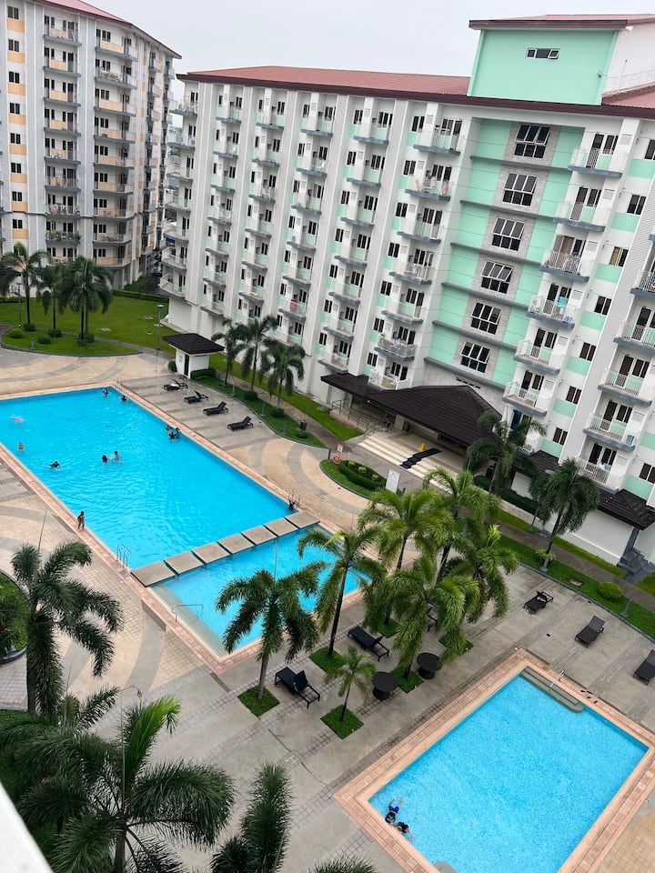 Lovely 2 Bedroom Condo With Pool And Free Parking - Parañaque