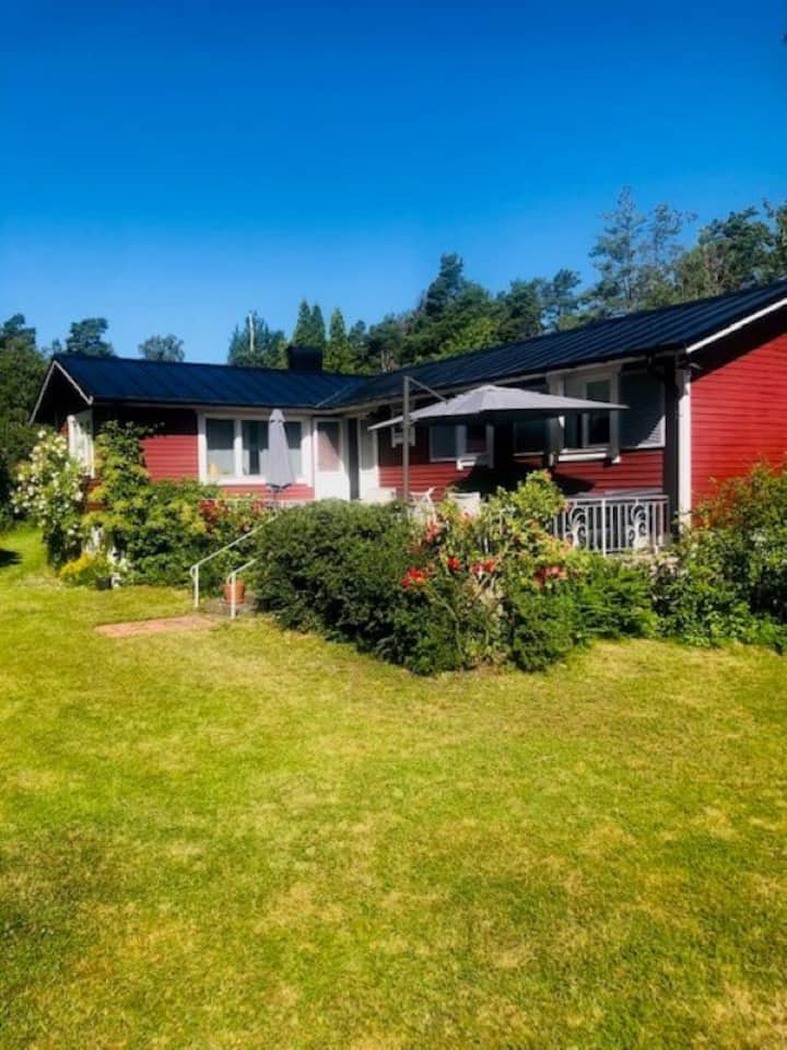 Idyllisk Sommarhus Med Havsutsikt - Nynäshamn