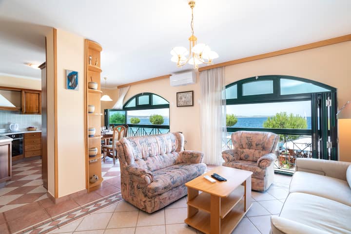 Beachfront 2-bedroom Apartment In Piran - Portorož