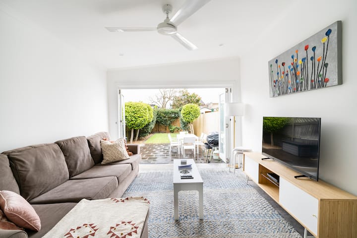 Little House In Queens Park With Backyard - Australia