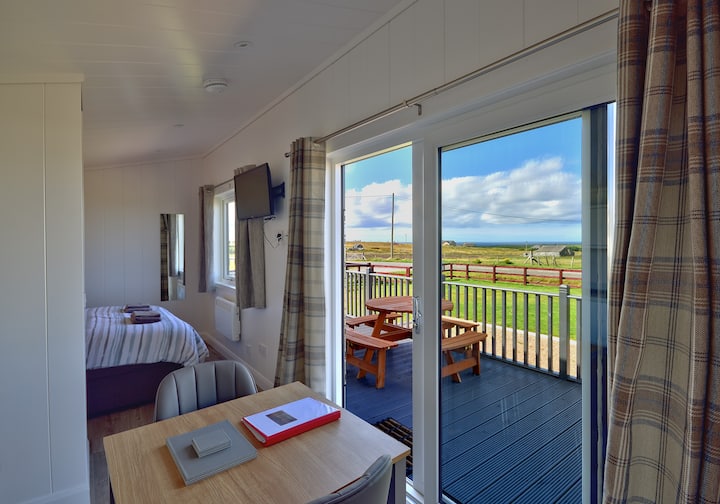 Marabhat Lodge 2 - Newly Appointed Luxury Cabin - Isle of Lewis