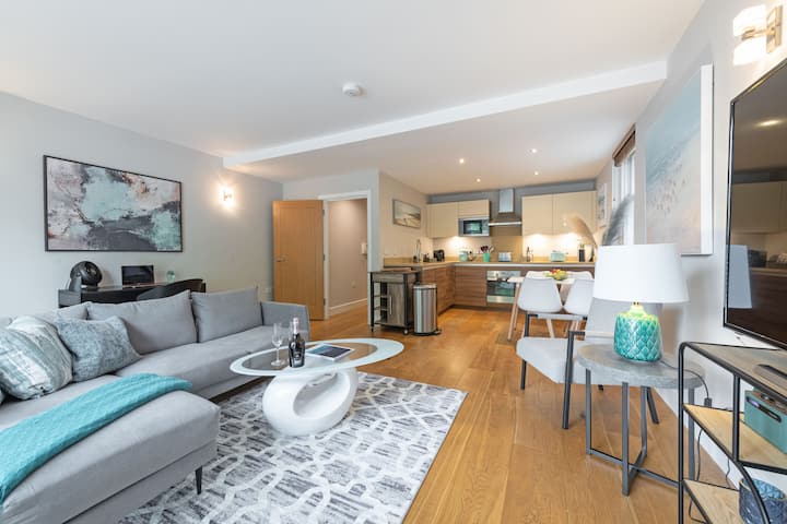 New Interior Designed 2 Bed With Parking Putney. - London