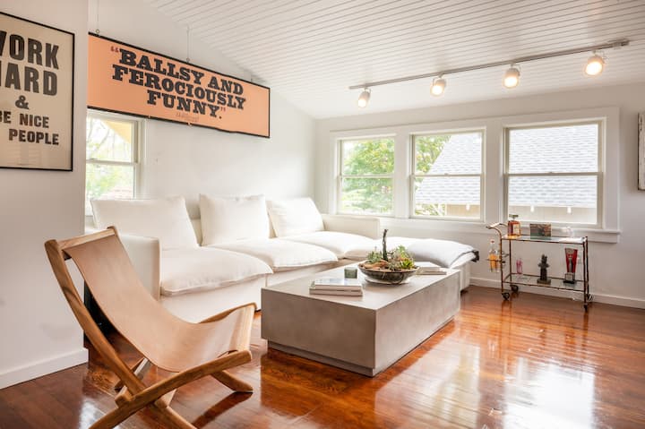 Jewel Box Cottage Near The Water - Branford, CT