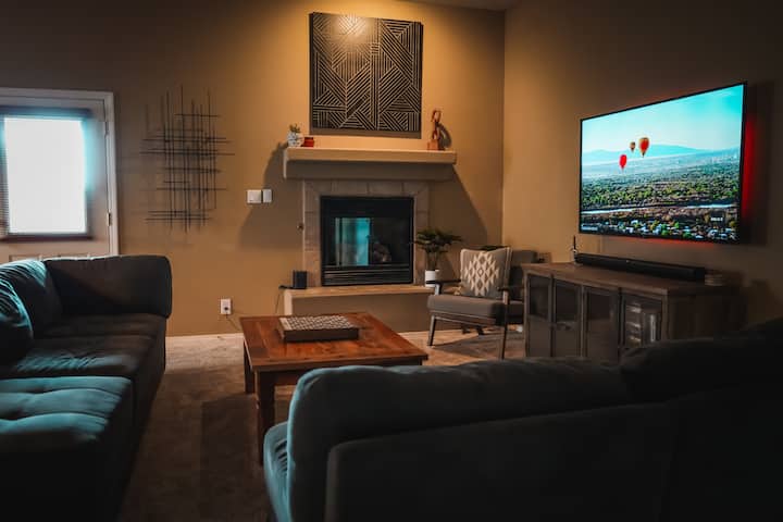 Vibrant Desert Oasis & Private Gym - Albuquerque, NM
