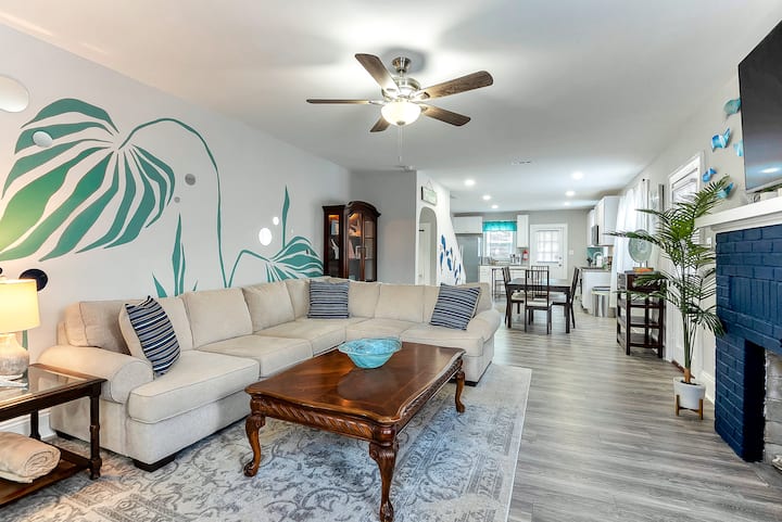 5br Beach Getaway | Sleeps 10 | Pet Friendly - Norfolk, VA