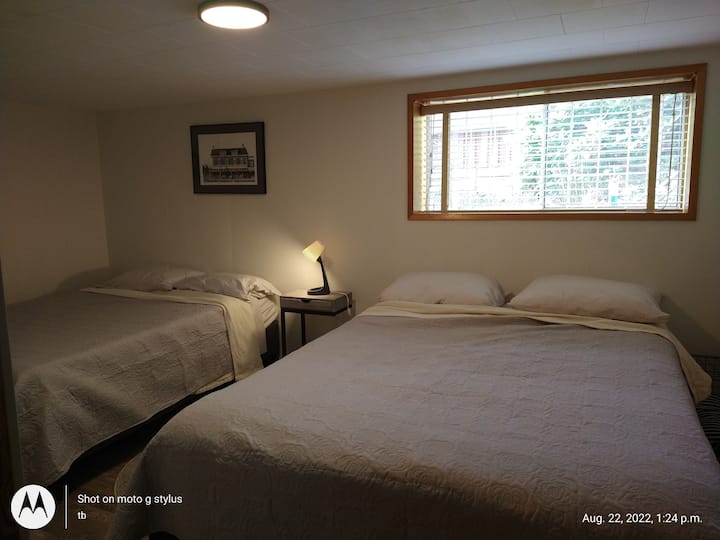 Cheerful Basement Bedroom, Workspace & Bathroom. - Nanaimo