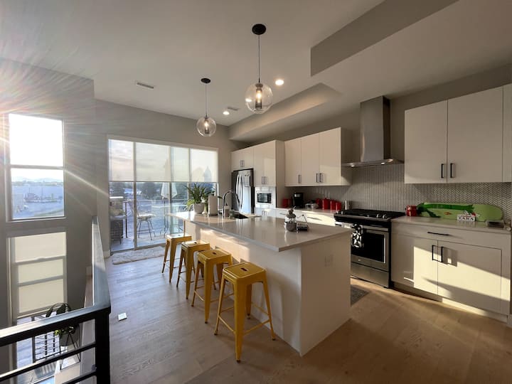 Private Bedroom/bath In Spacious Modern Townhouse - Denver, CO
