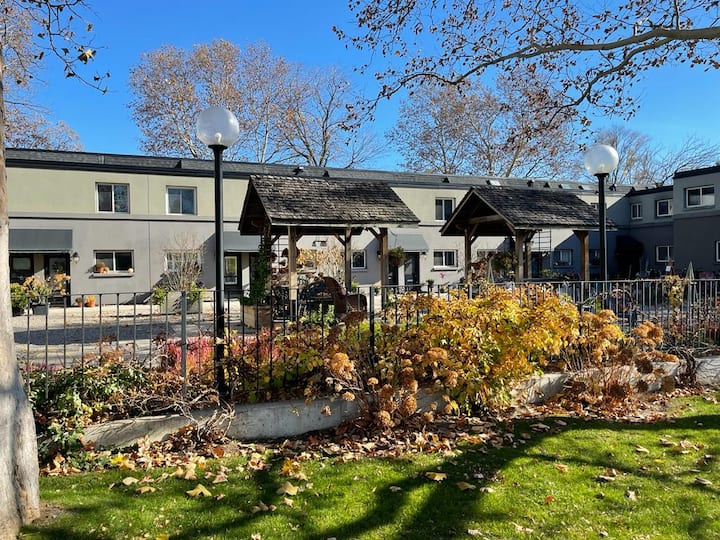 Cheerful And Quiet 3 Bedroom Townhouse. - Toronto
