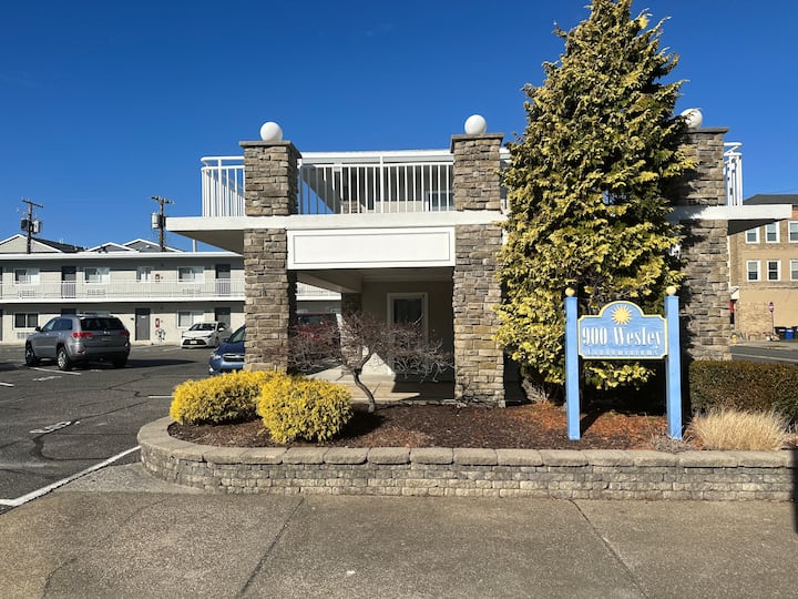 Beautiful Condo Sleeps 4- Only 2 Blocks From Beach - Ocean City, NJ