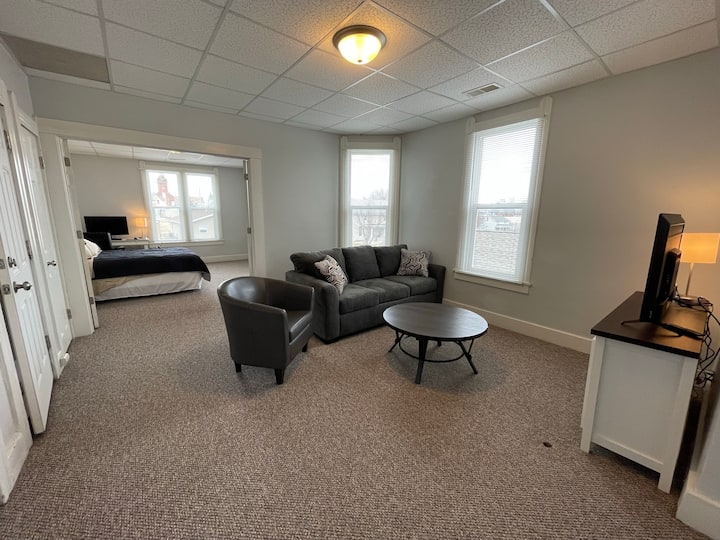 Large Updated Upper 1-bedroom East Facing W/ Wi-fi - Quincy, IL